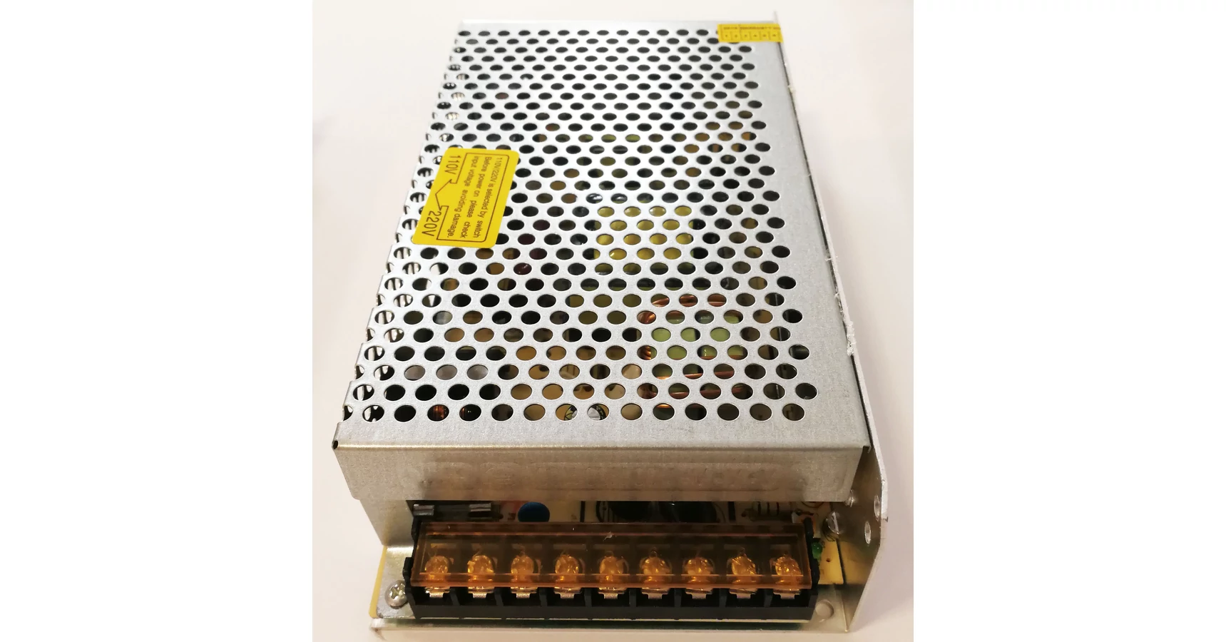 240 watt, 20 amper kapcsolóüzemű tápegység.